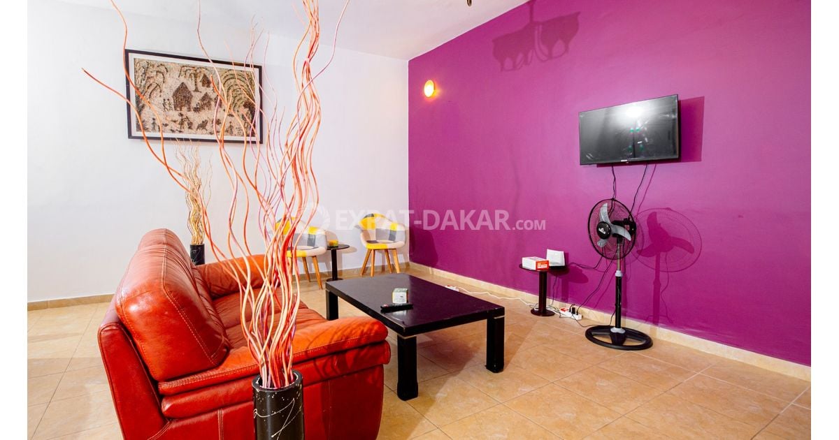 Salon moderne avec canapé cuir et TV murale - Sacré-cœur | Expat-Dakar