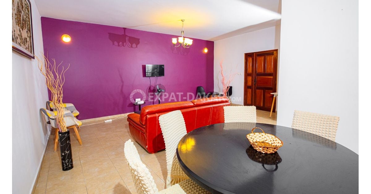 Salon moderne avec canapé cuir et TV murale - Sacré-cœur | Expat-Dakar