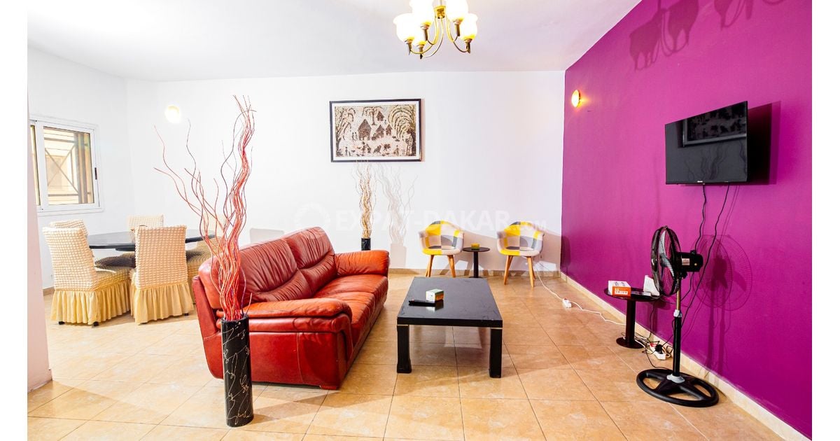 Salon moderne avec canapé cuir et TV murale - Sacré-cœur | Expat-Dakar