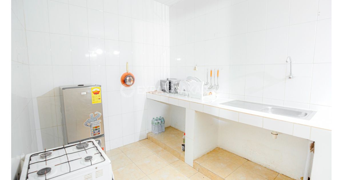 Salon moderne avec canapé cuir et TV murale - Sacré-cœur | Expat-Dakar