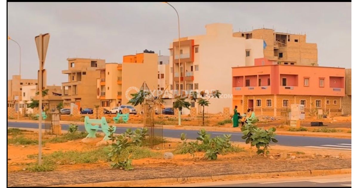 Cité Apix maison commerciale avec 4 magasins à vendre - Tivaouane peulh ...