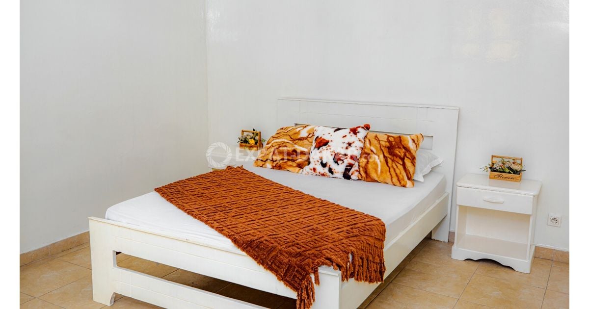 Salon moderne avec canapé cuir et TV murale - Sacré-cœur | Expat-Dakar