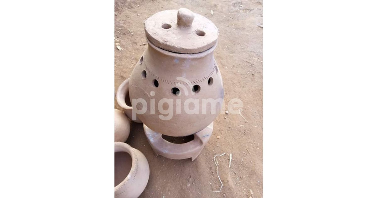 Clay Chicken Brooding Pot in Kikuyu T-Ship | PigiaMe