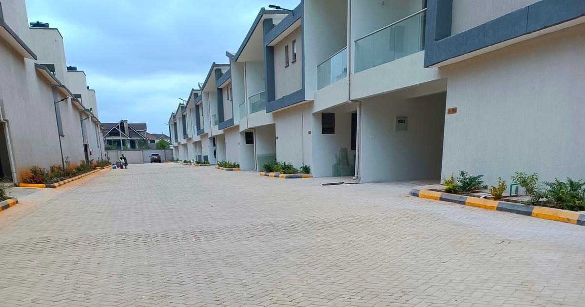 4 Bed Townhouse with En Suite at Near Gateway Mall