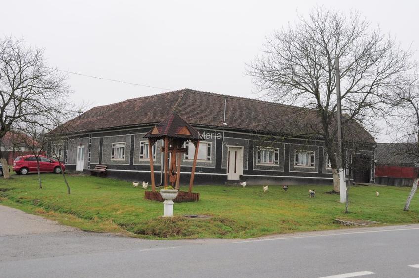 Casă individuală 220 mp cu 5 camere în Almaș preț 70.000 € | Imobiliare.ro