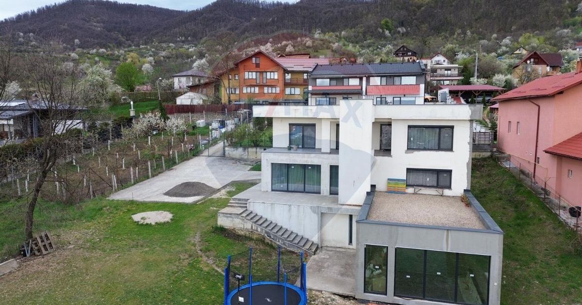 Vila cu piscina 15 ari si panorama de vanzare str. Grigore Ureche ...