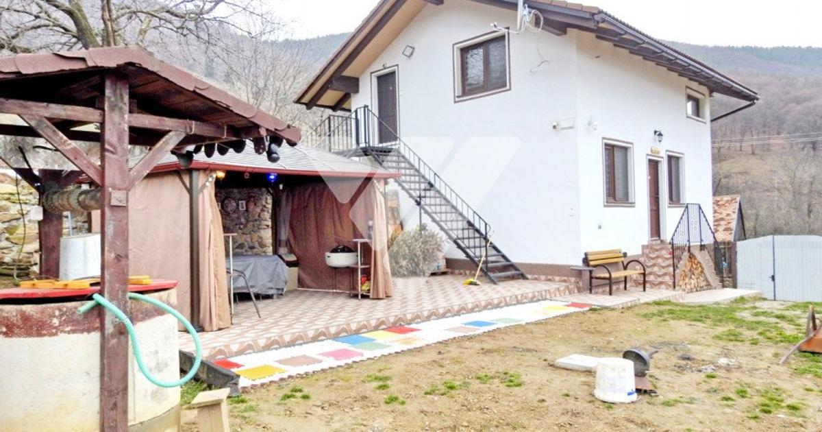 Bijuterie Rurala: Casa cu 5 Camere in Comuna Rasinari, Satul Trainei