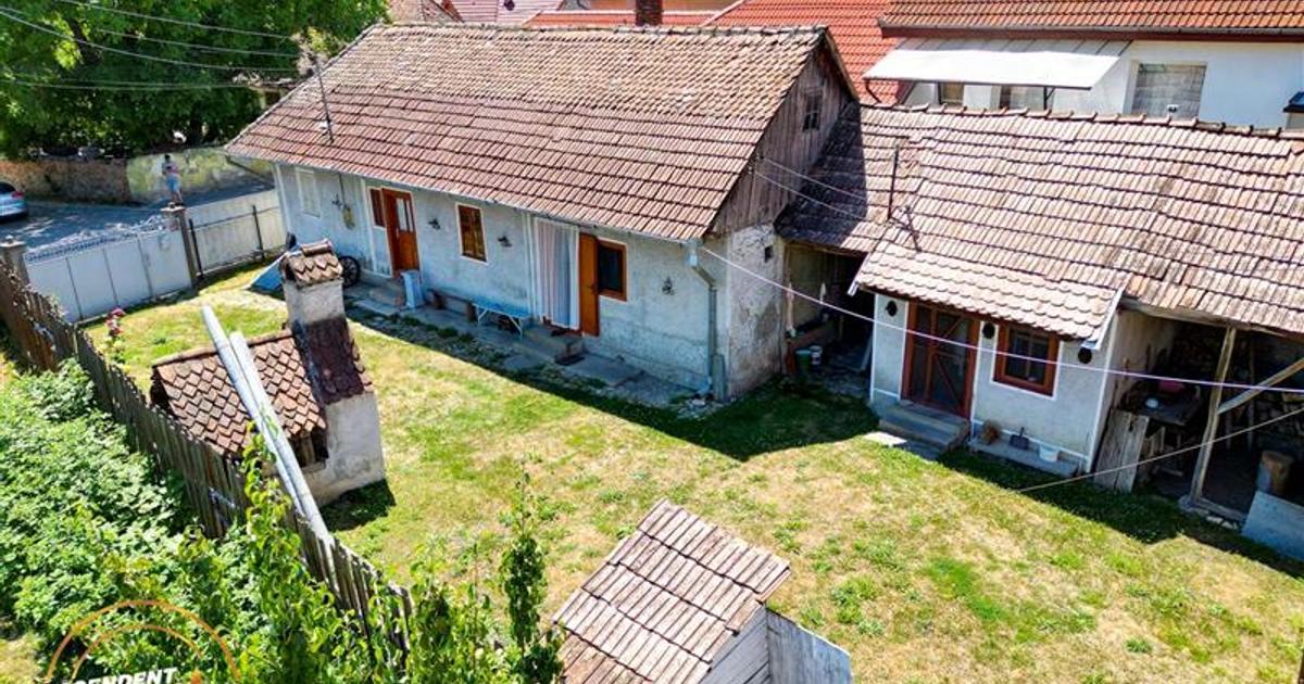 Asezare munteneasca: casa din bustean si sura zidita, Arcus, Covasna ...