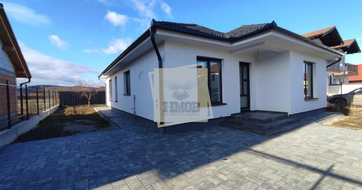 Casa individuala cu 3 camere 2 bai si curte pavata in Cristian ...